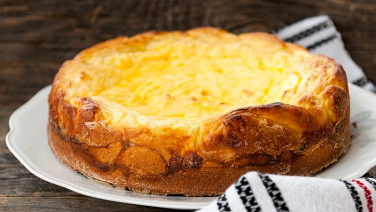 Pasca traditionala cu aluat, branza dulce si stafide - Retete practice